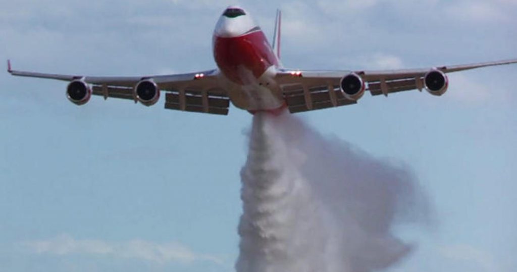 Avião Boeing 747-400 “Supertanker" de combate a incêndio chega à ...